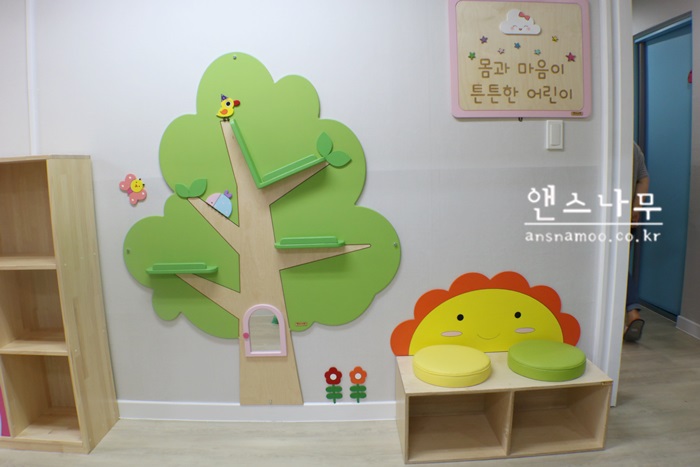 어린이집도서관유치원도서공간도서실도서실환경구성도서관책장유아책꽂이책장전면책진열대책진열대나무장식소파책꽂이벤치앤스나무