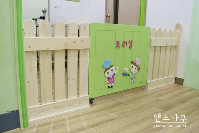 앤스나무세종푸르니어린이집안전문조리실안전문주방안전문주방안전울타리주방울타리안전문원목울타리나무울타리어린이집울타리
